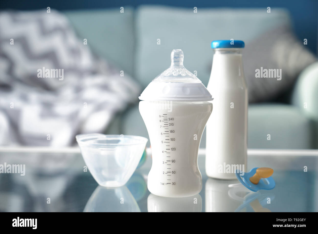 Baby formula bottles hi-res stock photography and images - Alamy