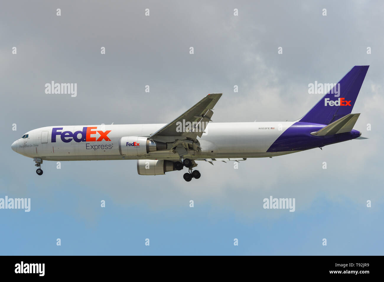 Fedex boeing 767 hi-res stock photography and images - Alamy