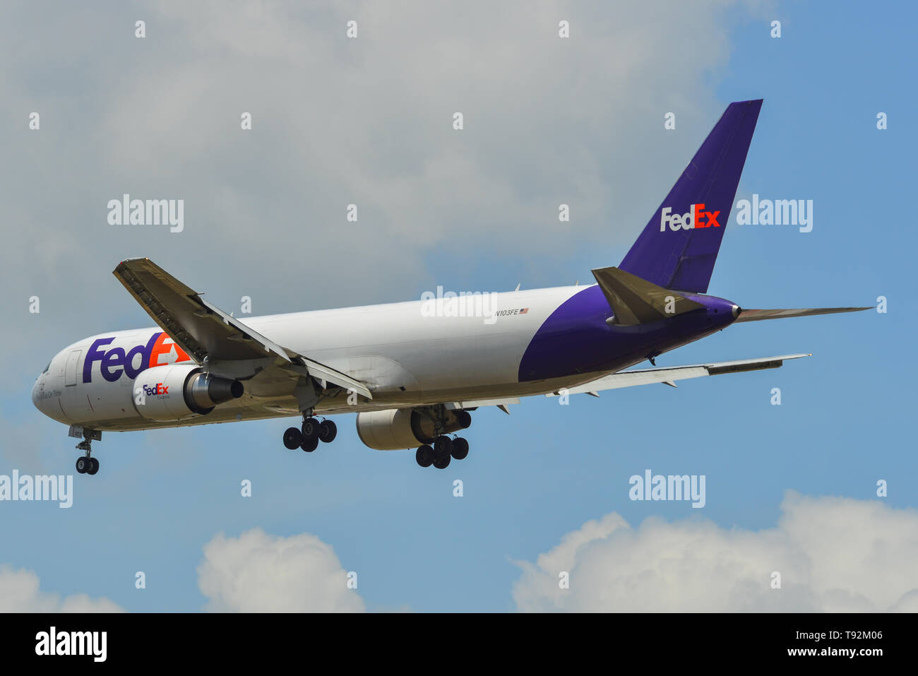 Fedex boeing 767 hi-res stock photography and images - Alamy