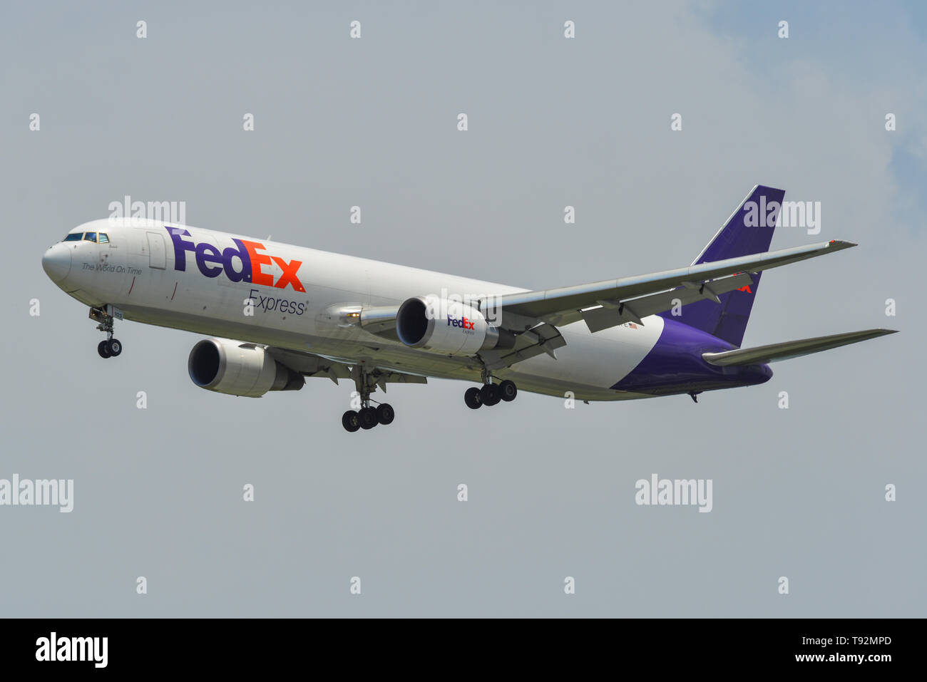 Fedex boeing 767 hi-res stock photography and images - Alamy