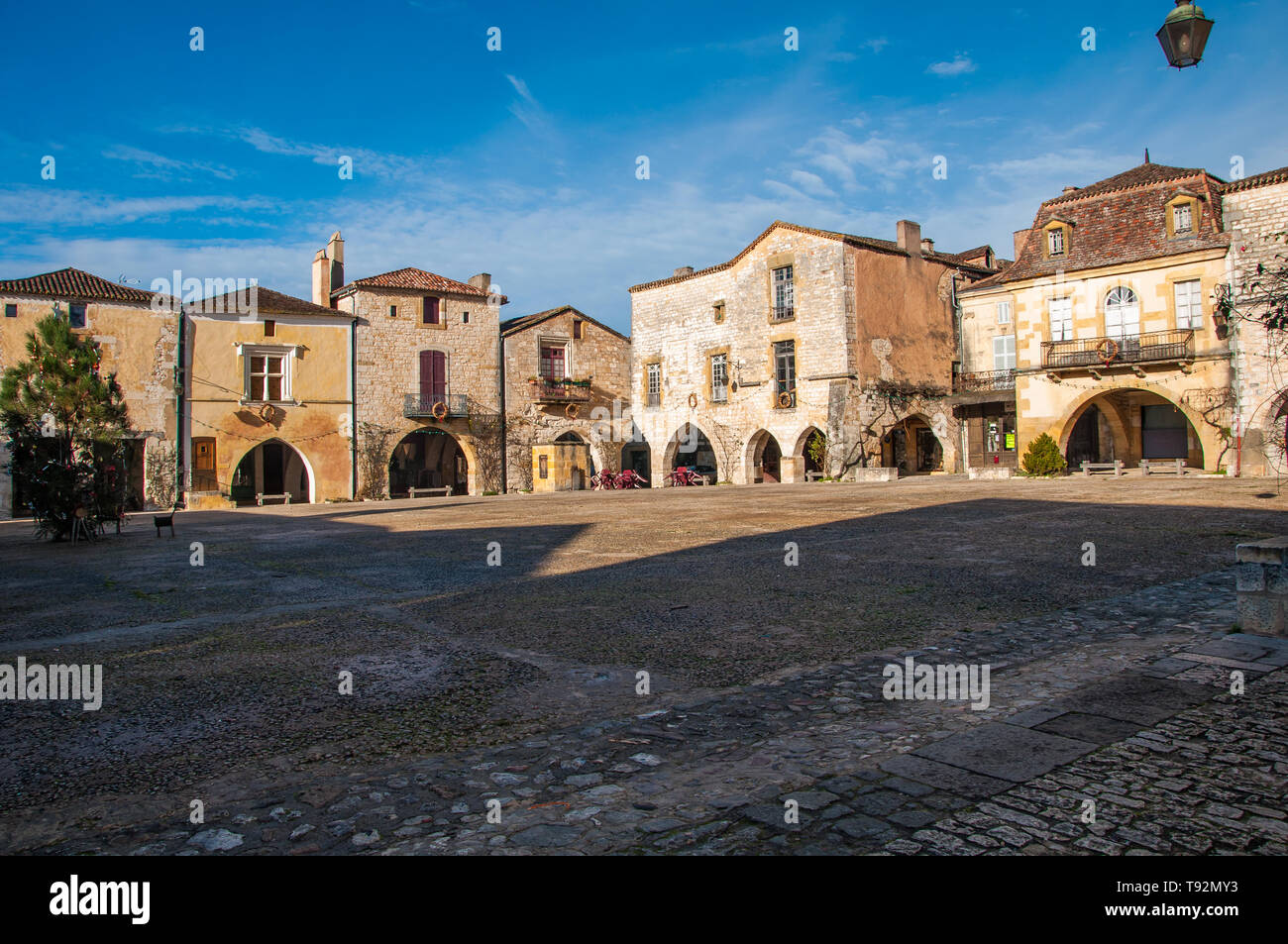 The village of Monpazier, in the Dordogne-Périgord region, France ...