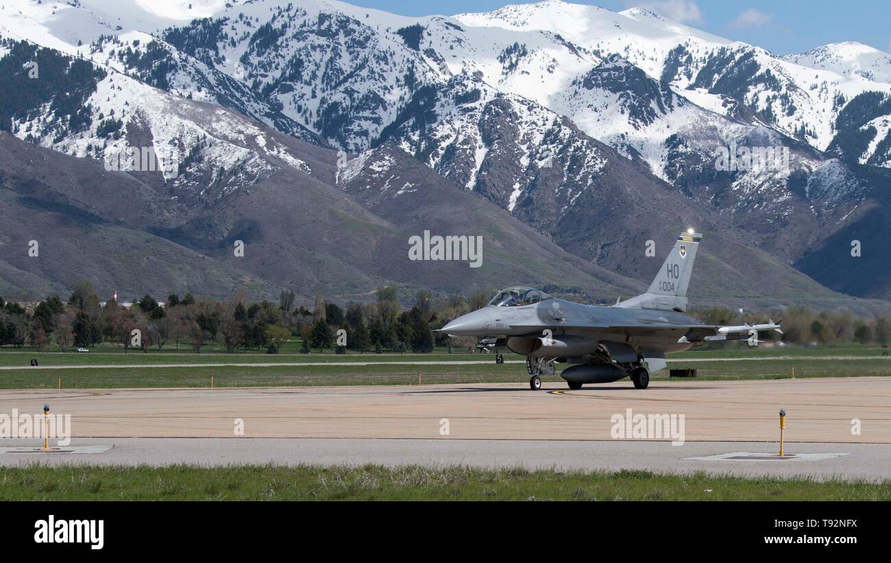 A 311th Fighter Squadron F-16 Fighting Falcon taxis after landing ...