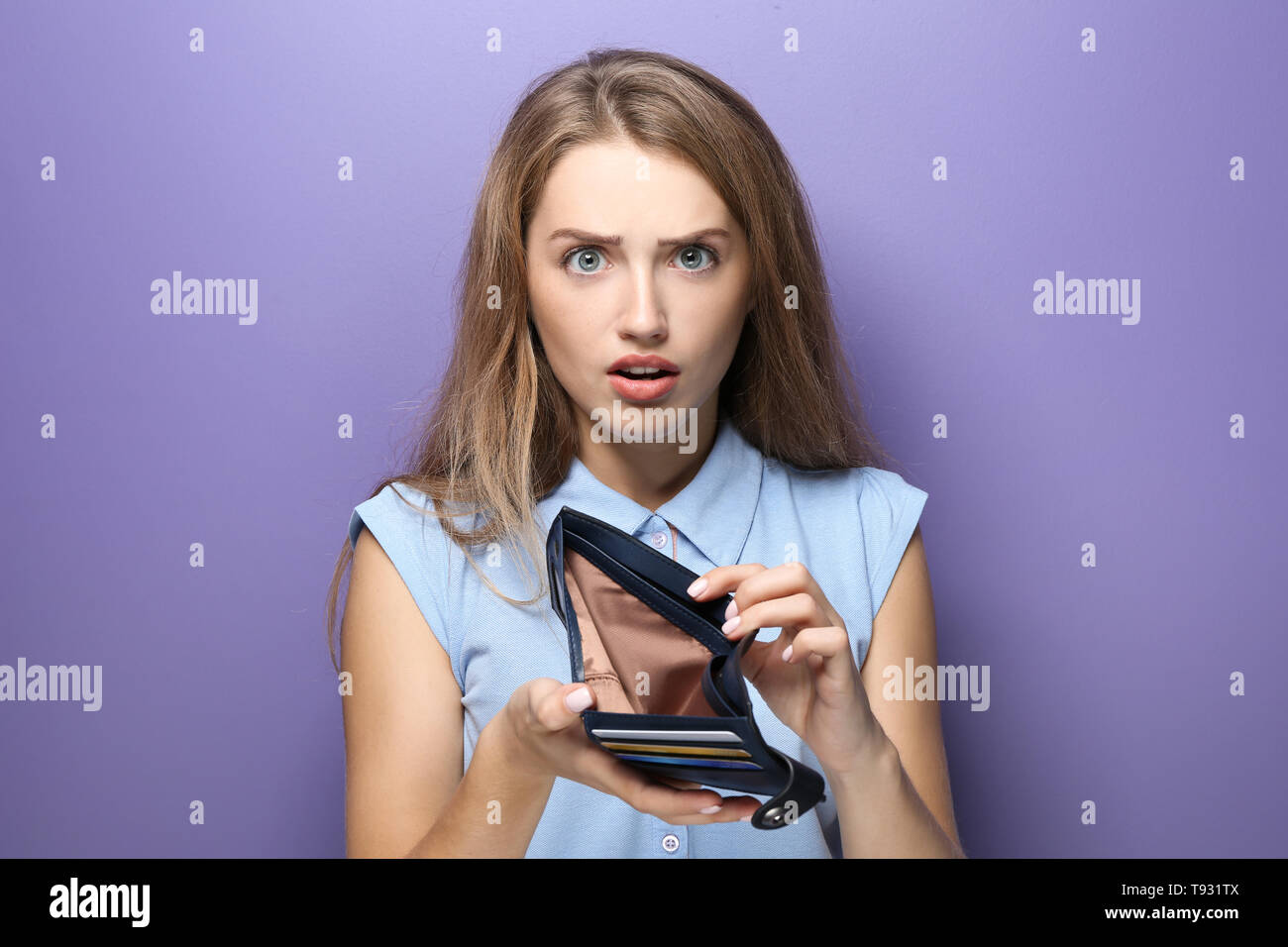 Woman empty wallet hi-res stock photography and images - Alamy