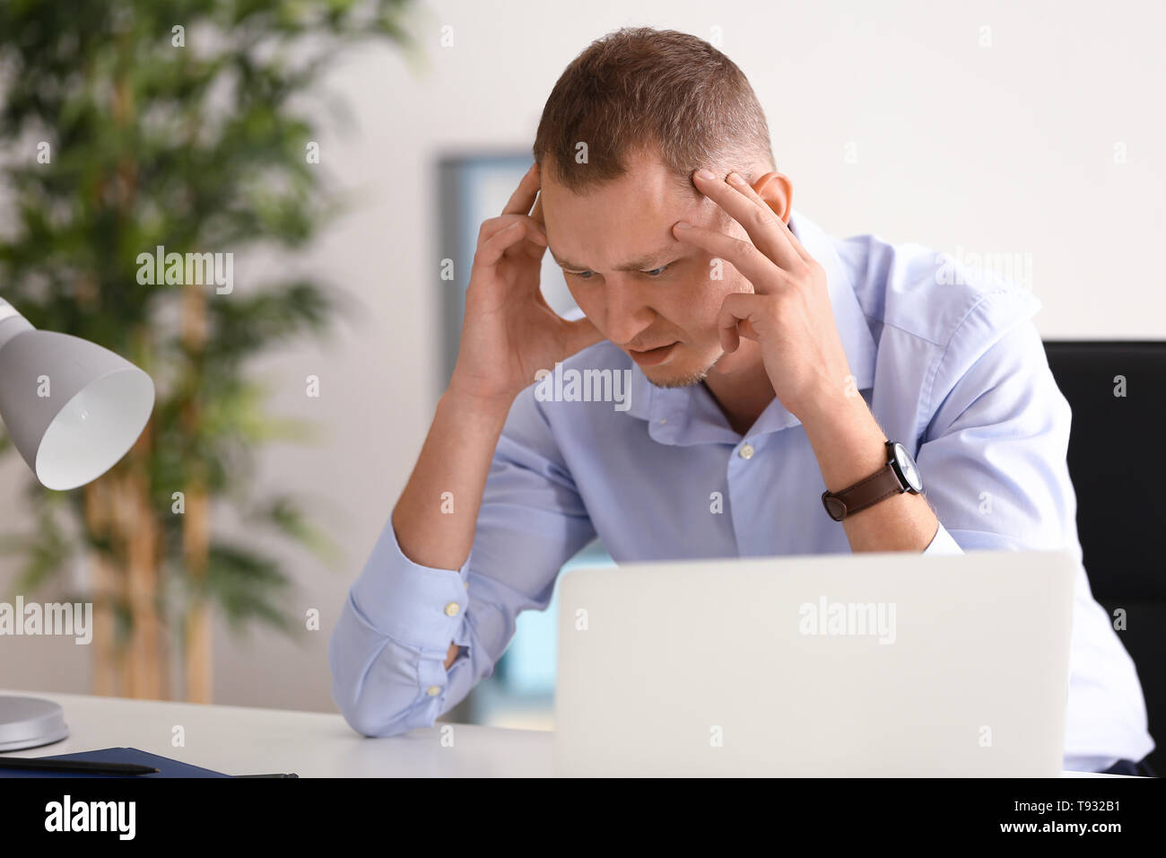 Man having panic attack at workplace in office Stock Photo - Alamy