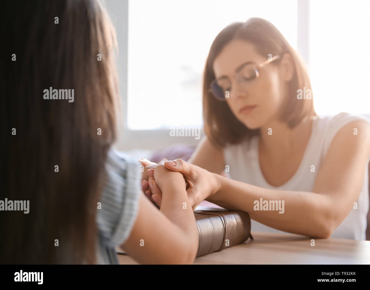 Mother daughter pray catholic hi-res stock photography and images - Alamy