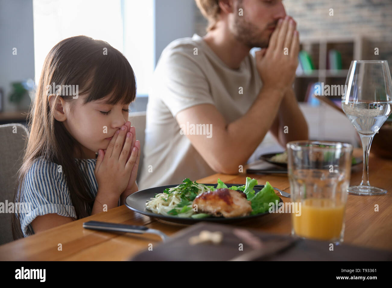 Family praying before meal at home Stock Photo - Alamy