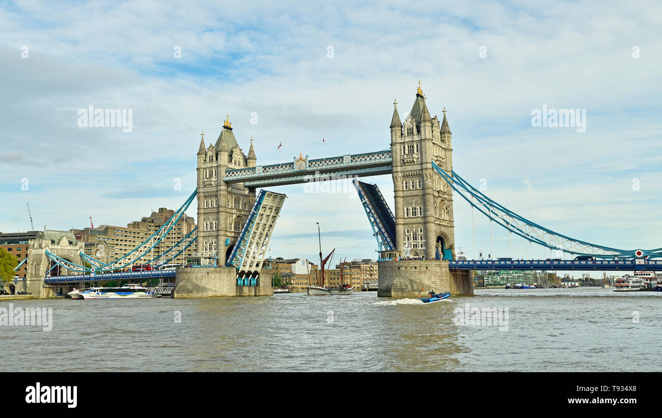 Tall building near london bridge hi-res stock photography and images ...