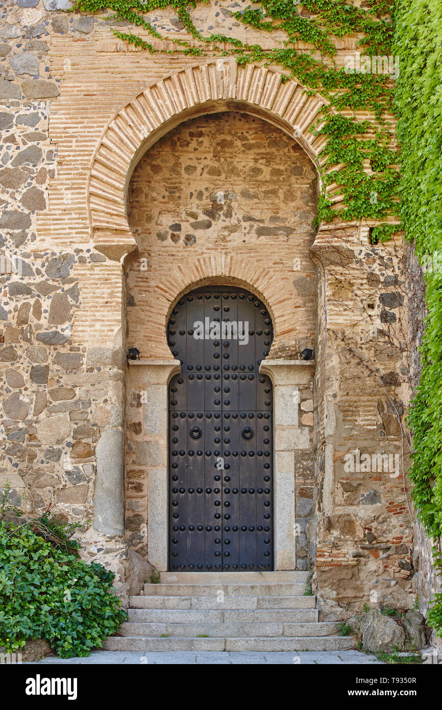 Antique arabic arch and door in Toledo, Spain. Islamic Stock Photo - Alamy