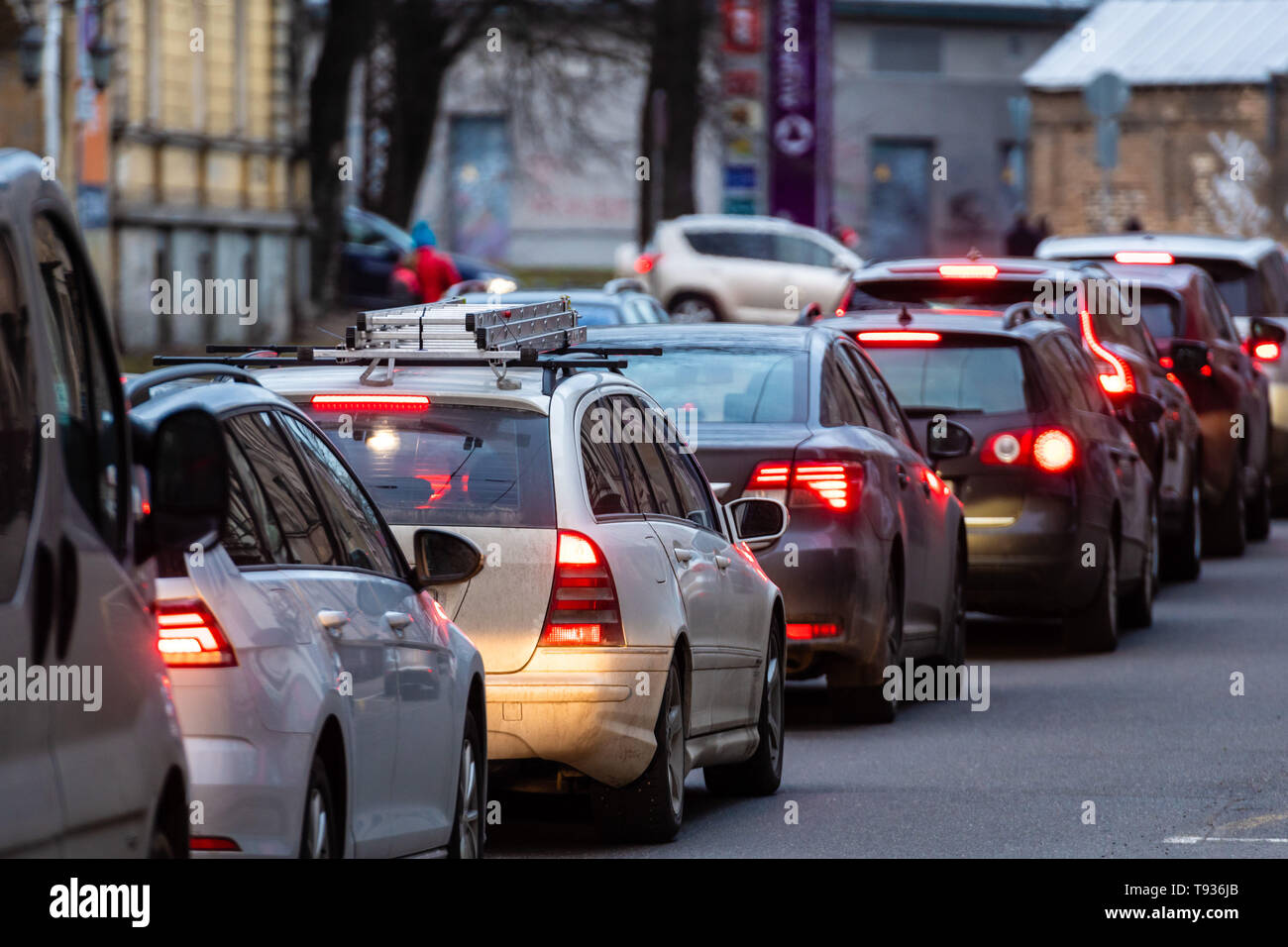 Cars red traffic light queue hi-res stock photography and images - Alamy