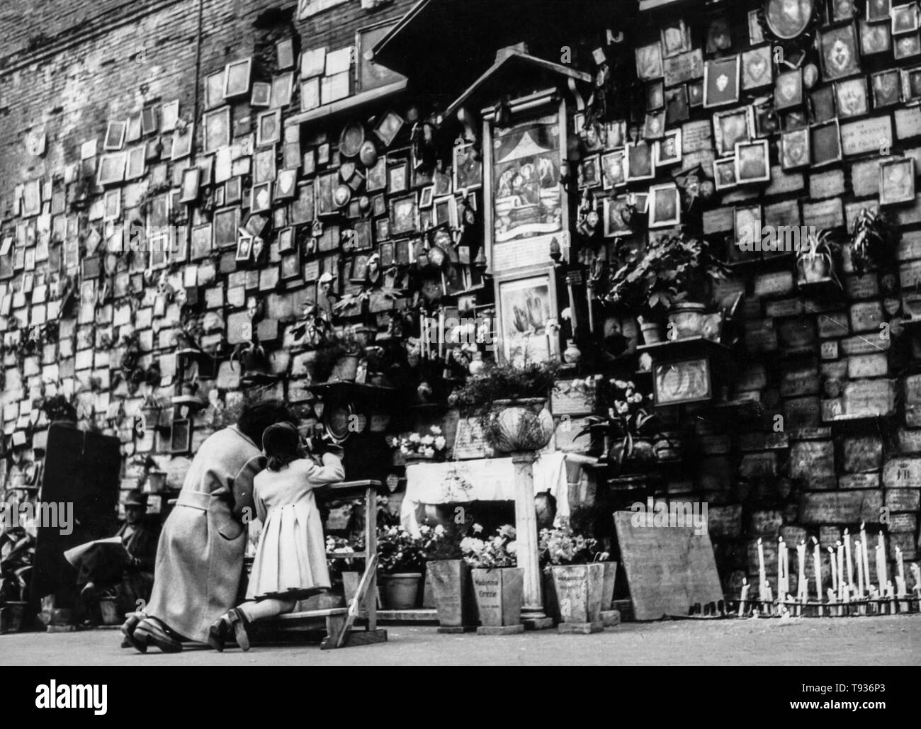 Religious people praying Black and White Stock Photos & Images - Alamy