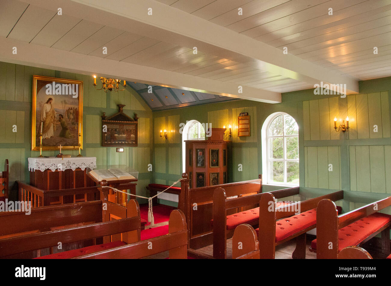 Small church interior hi-res stock photography and images - Alamy