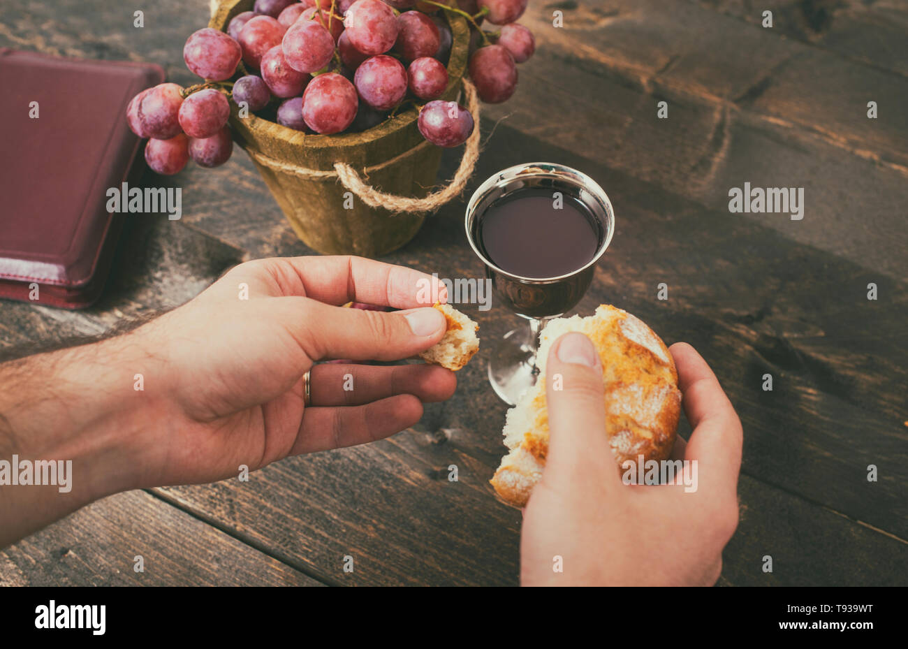 Breaking of bread hi-res stock photography and images - Alamy