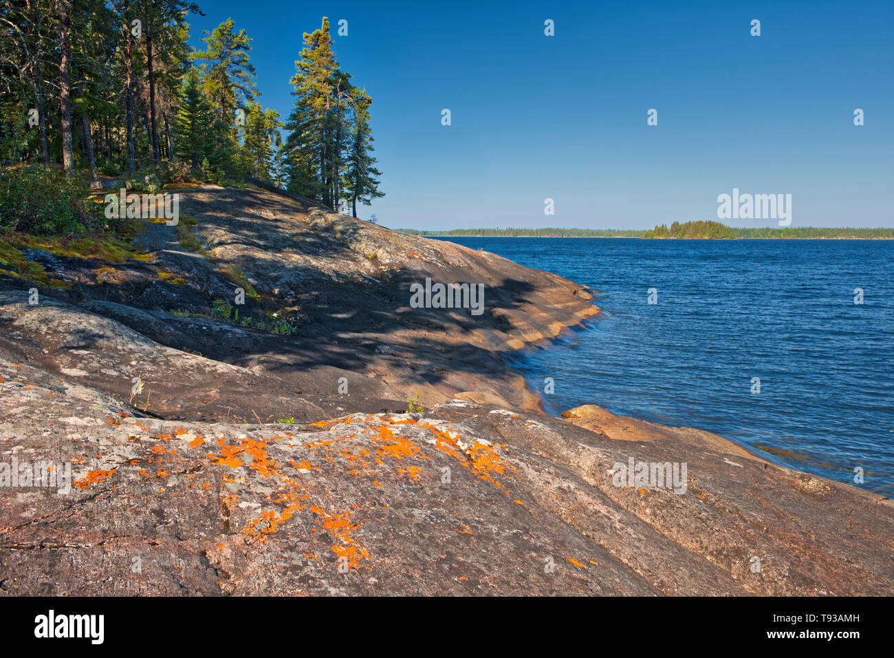Rocky shoreline of Setting Lake at sunrise Setting Lake Wayside Park ...