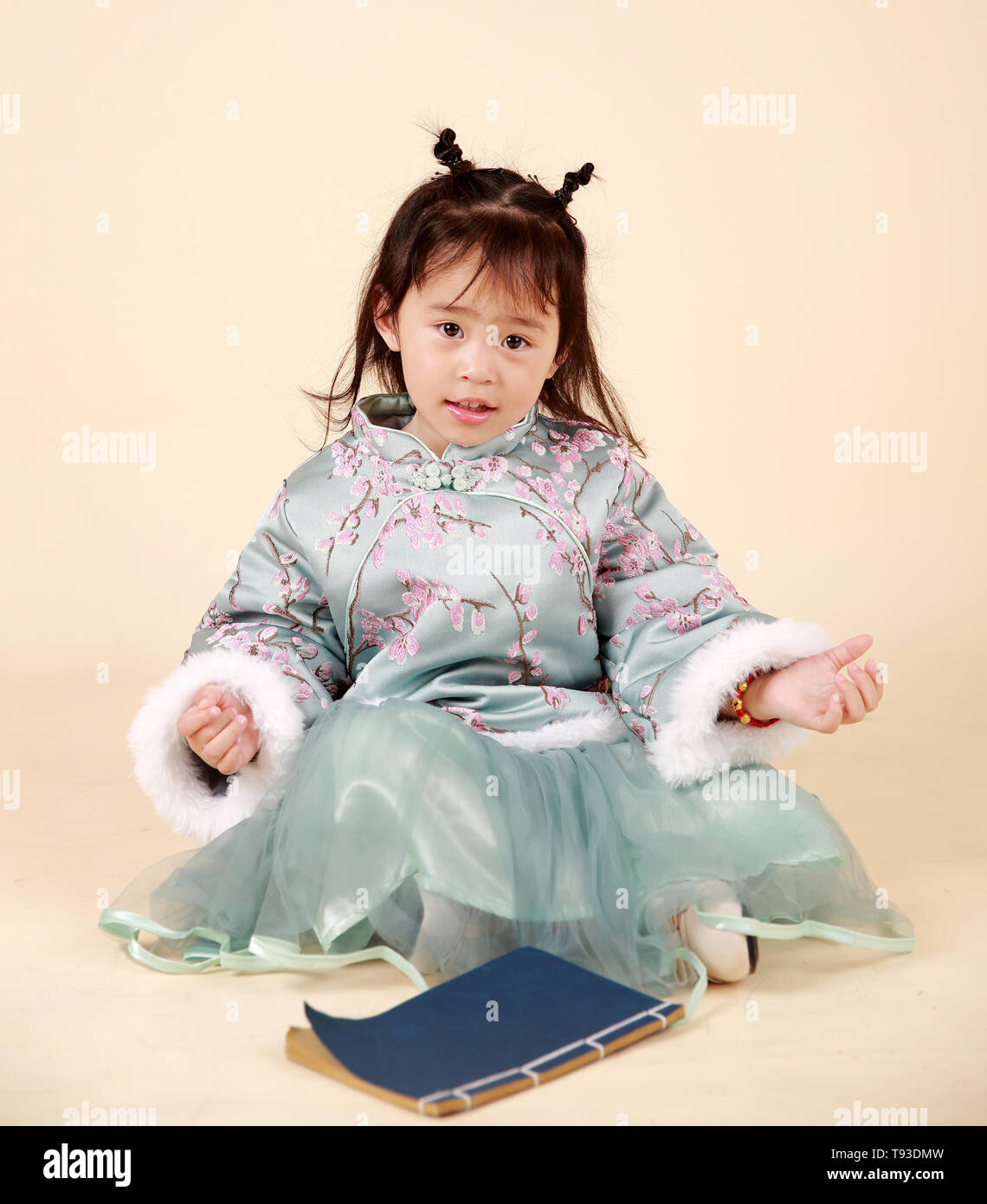 a happy Chinese little girl Stock Photo - Alamy