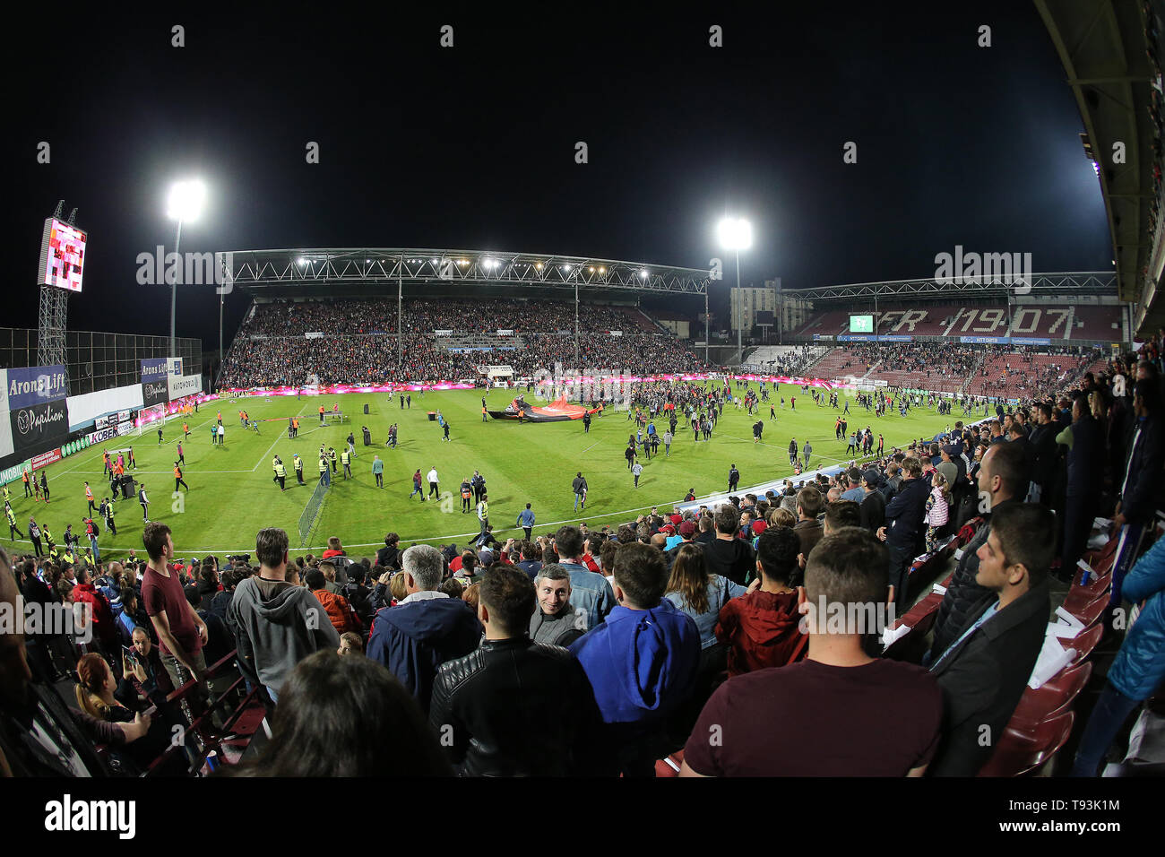 Fans on the field hi-res stock photography and images - Alamy