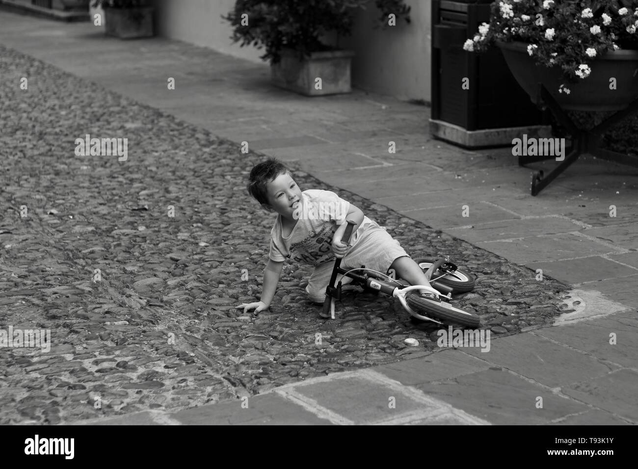 Boy falls hi-res stock photography and images - Alamy