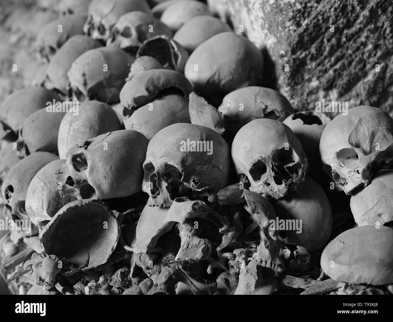 Skull in ground Black and White Stock Photos & Images - Alamy