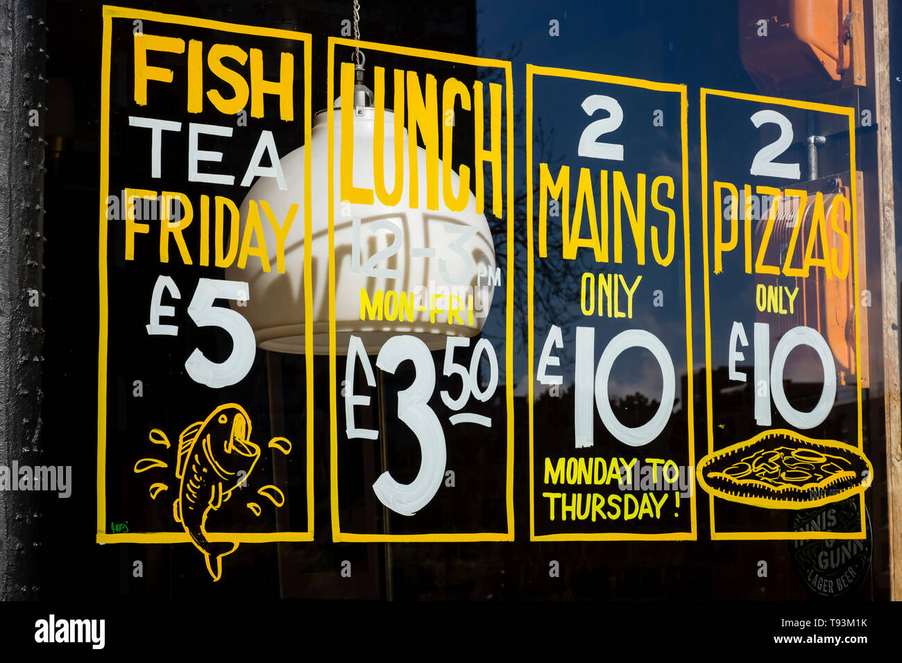 Pub food signs hi-res stock photography and images - Alamy