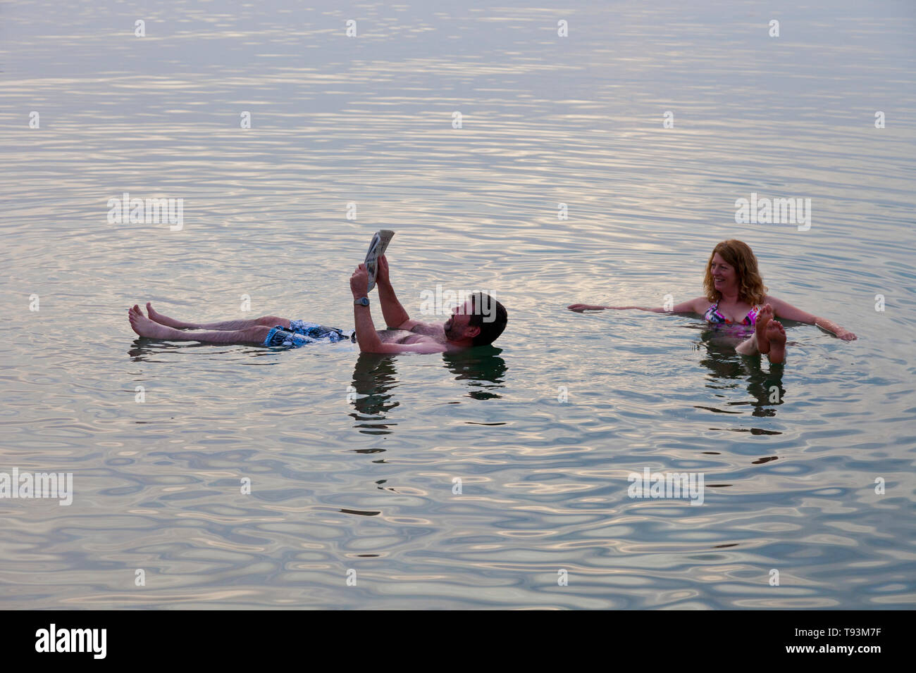 Flotando en el Mar Muerto. Jordania, Oriente Medio Stock Photo - Alamy