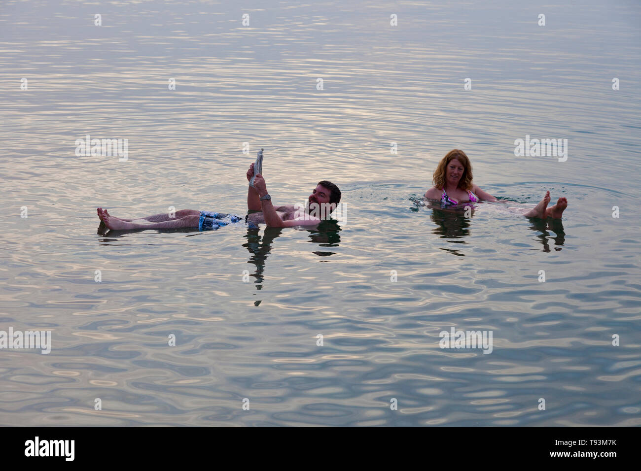 Flotando en el Mar Muerto. Jordania, Oriente Medio Stock Photo - Alamy