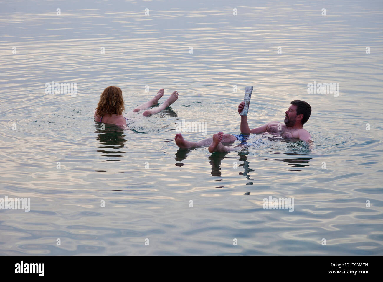 Flotando en el Mar Muerto. Jordania, Oriente Medio Stock Photo - Alamy