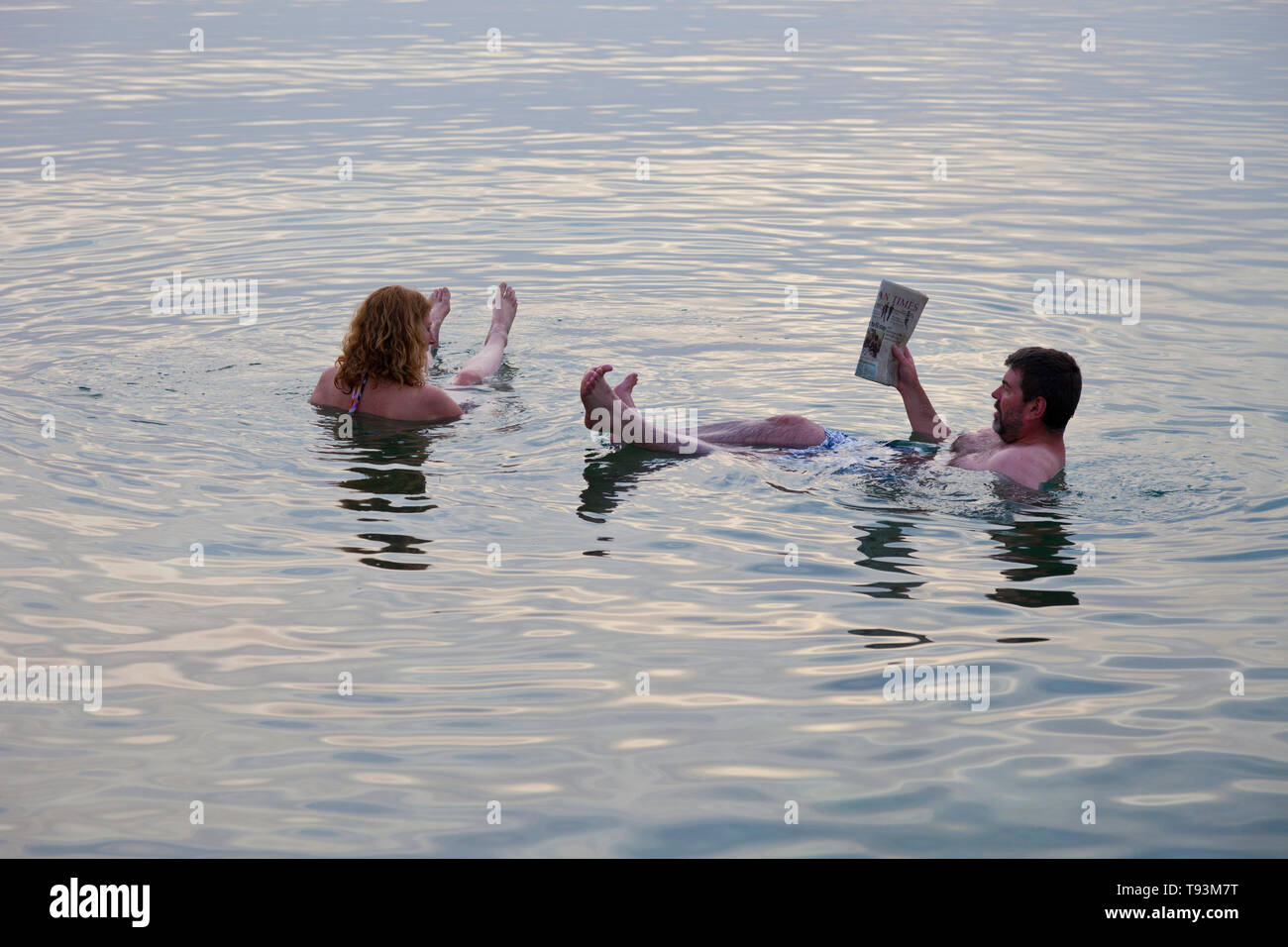 Flotando en el Mar Muerto. Jordania, Oriente Medio Stock Photo - Alamy