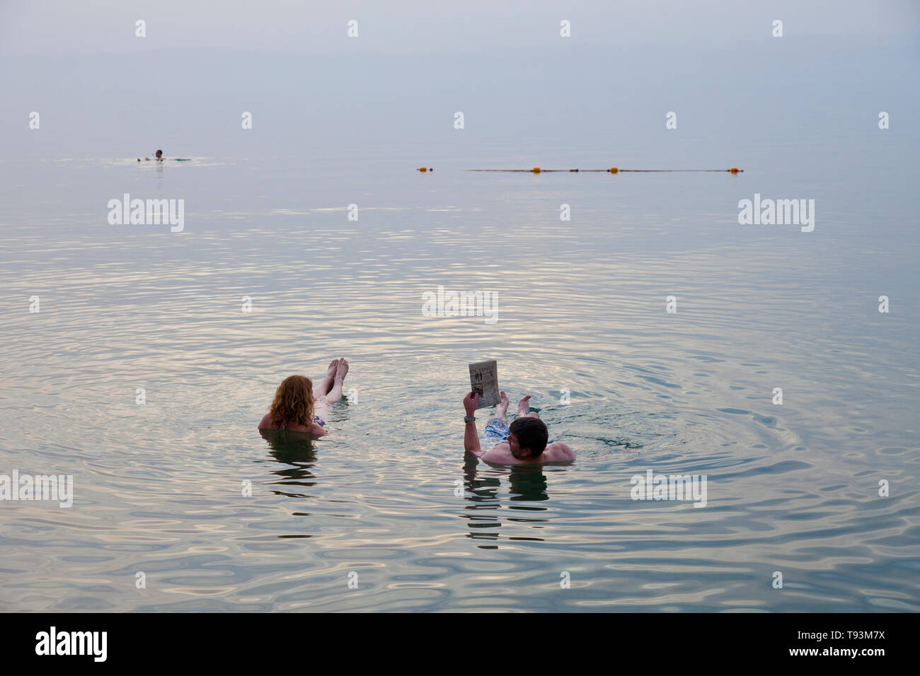 Flotando en el Mar Muerto. Jordania, Oriente Medio Stock Photo - Alamy