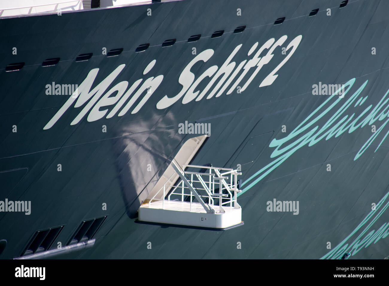 Auxiliary gate for the maneuver of the tourist cruise Mein Schiff 2 ...