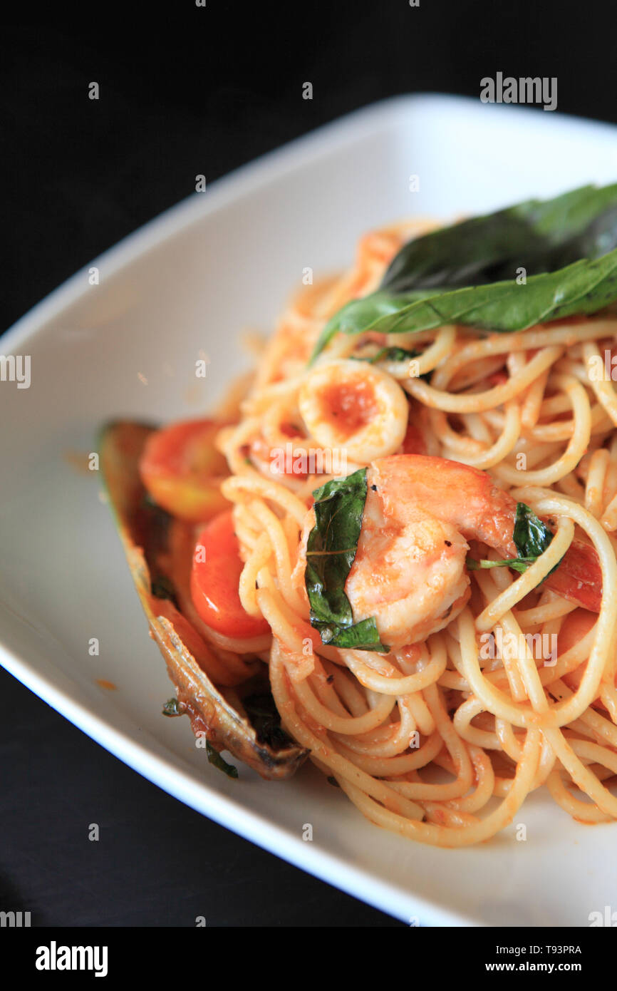 Prawn and tomato spaghetti hi-res stock photography and images - Alamy