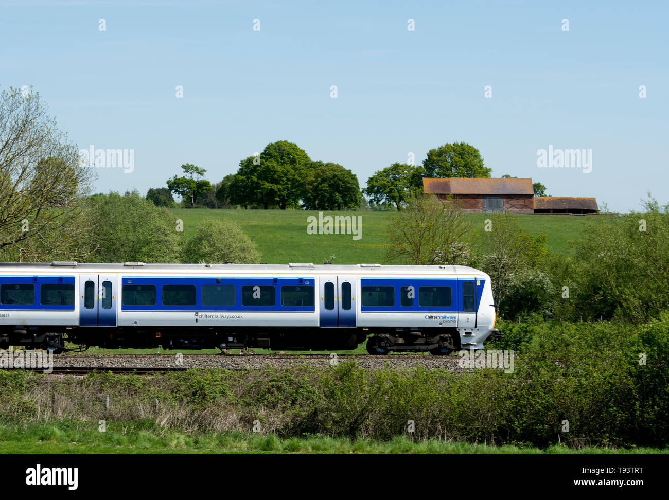A Chiltern Railways diesel train, side view in a country location ...