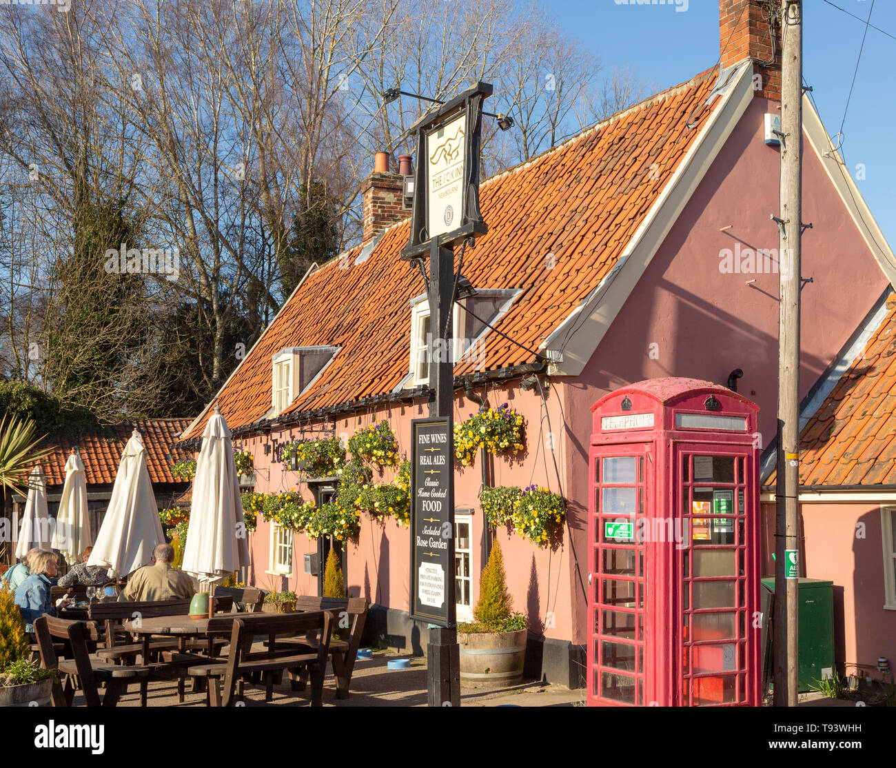Red fox inn hi-res stock photography and images - Alamy