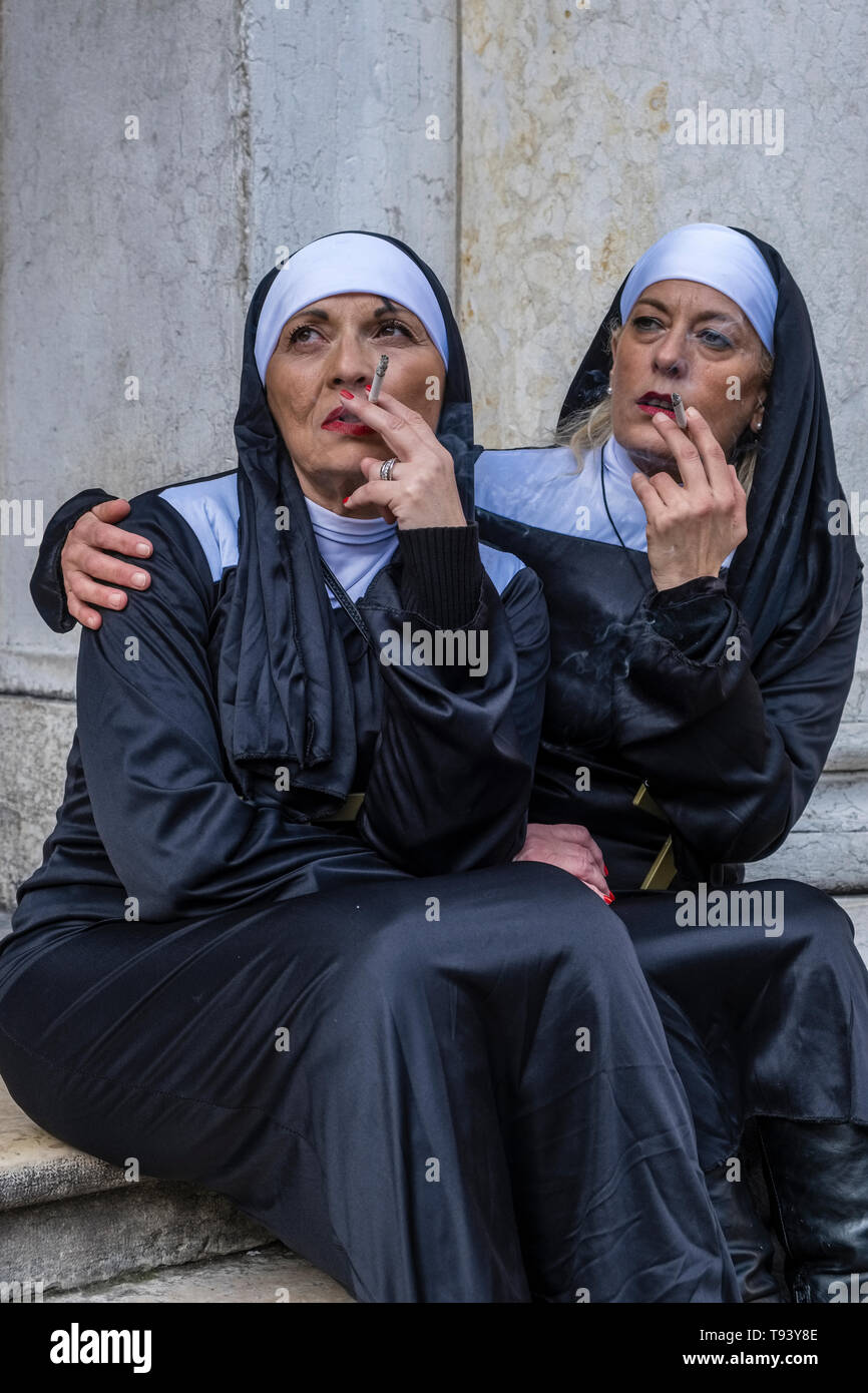 Beautiful women smoking hi-res stock photography and images - Alamy