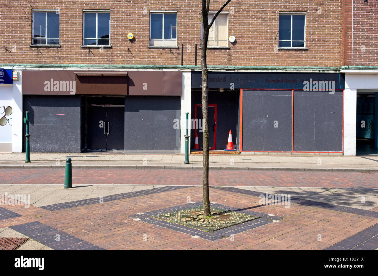 Closed down shops hi-res stock photography and images - Alamy