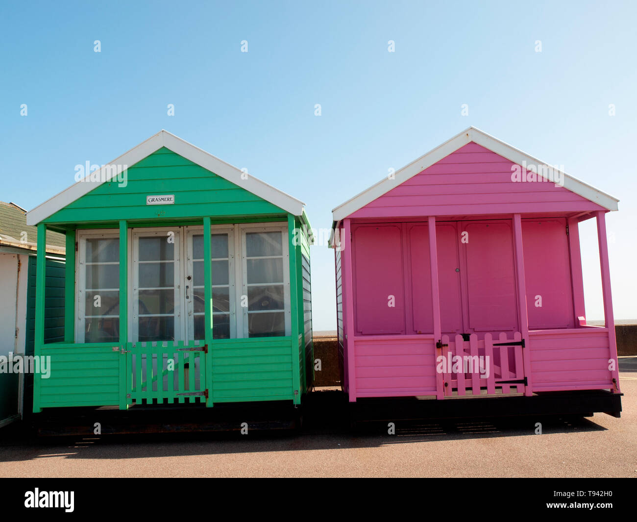 Brightly painted beach huts southwold hi-res stock photography and ...
