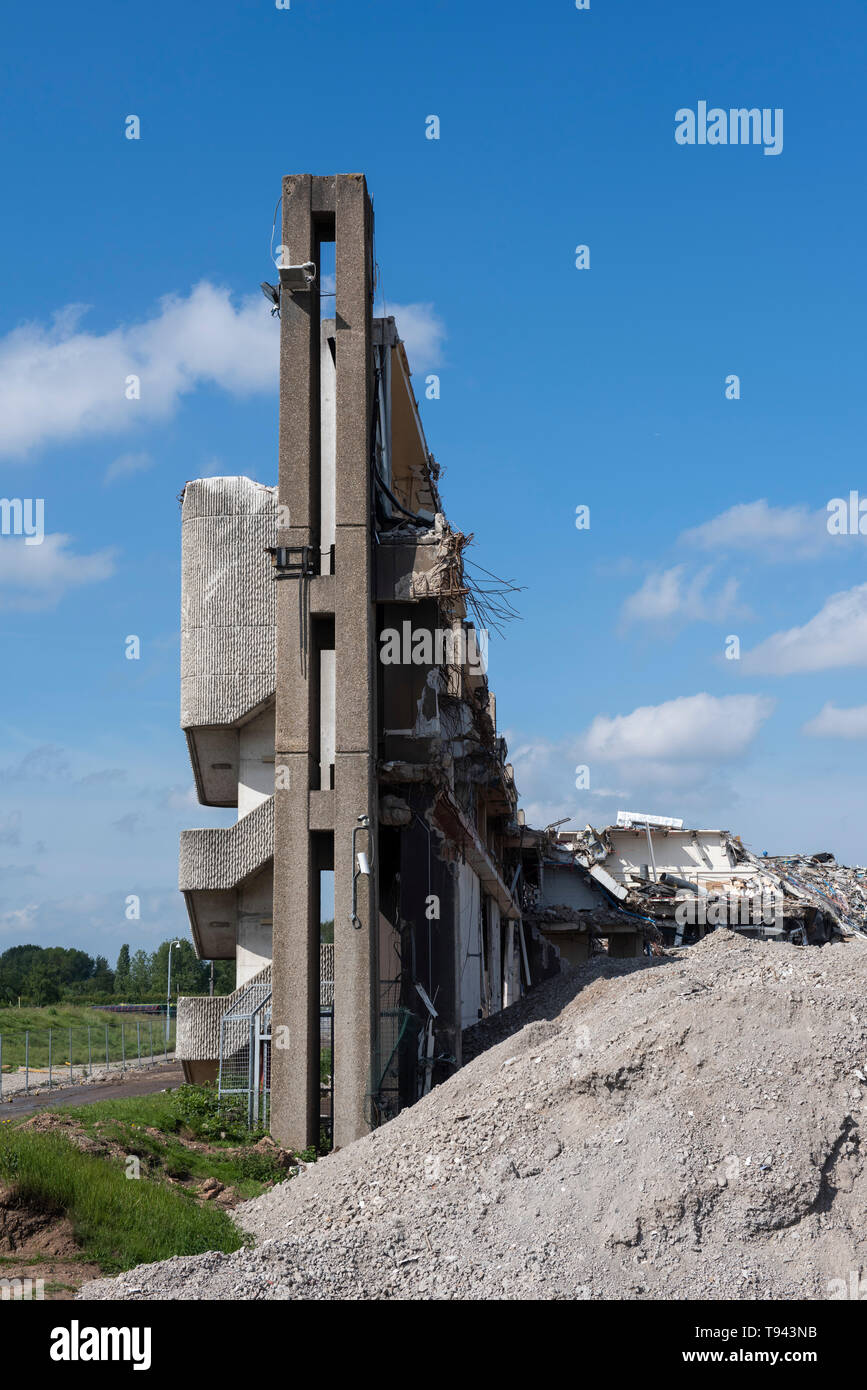 Demolition of the former Imperial Tobacco Horizon Factory building in ...