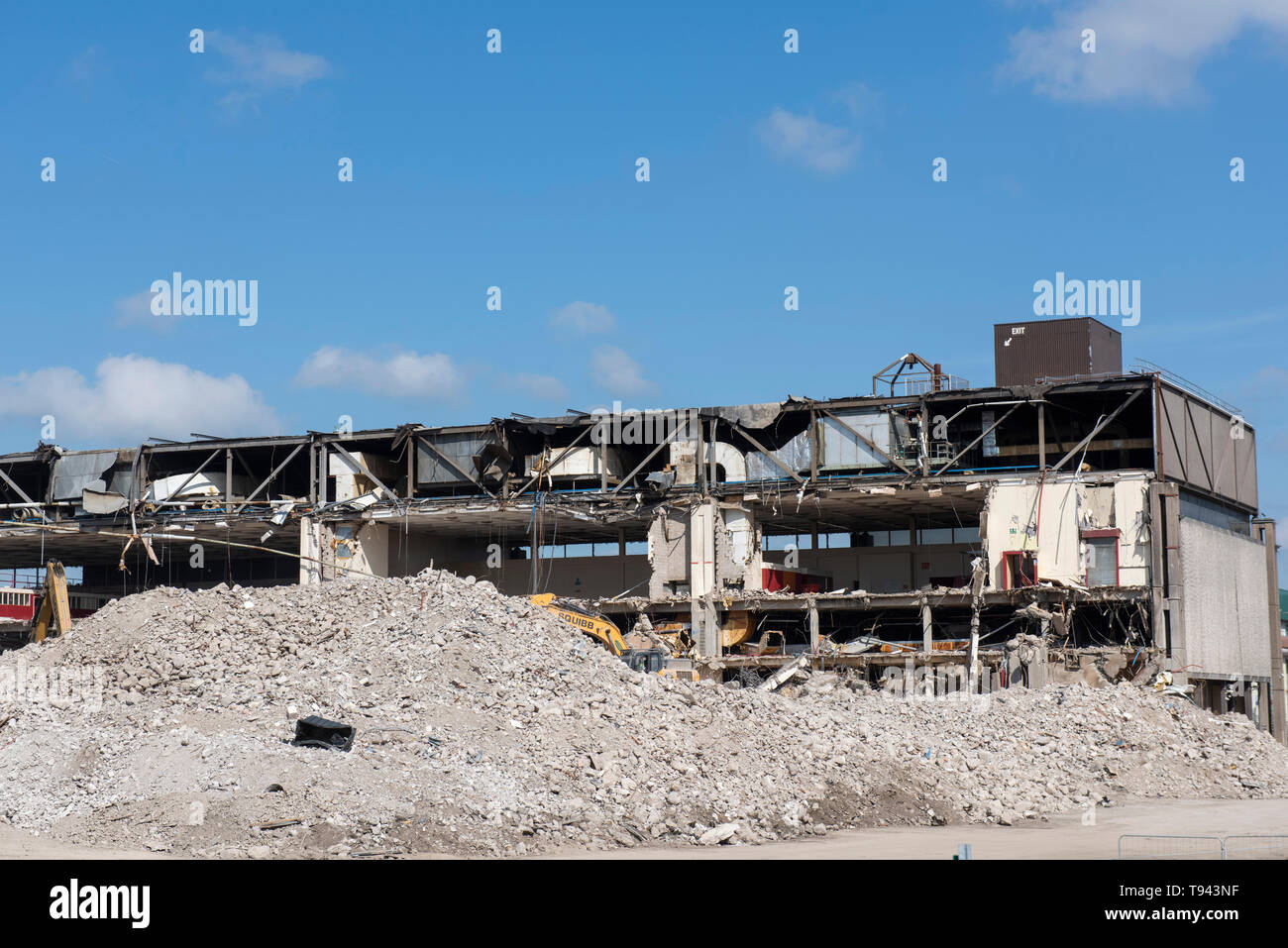 Demolition of the former Imperial Tobacco Horizon Factory building in ...