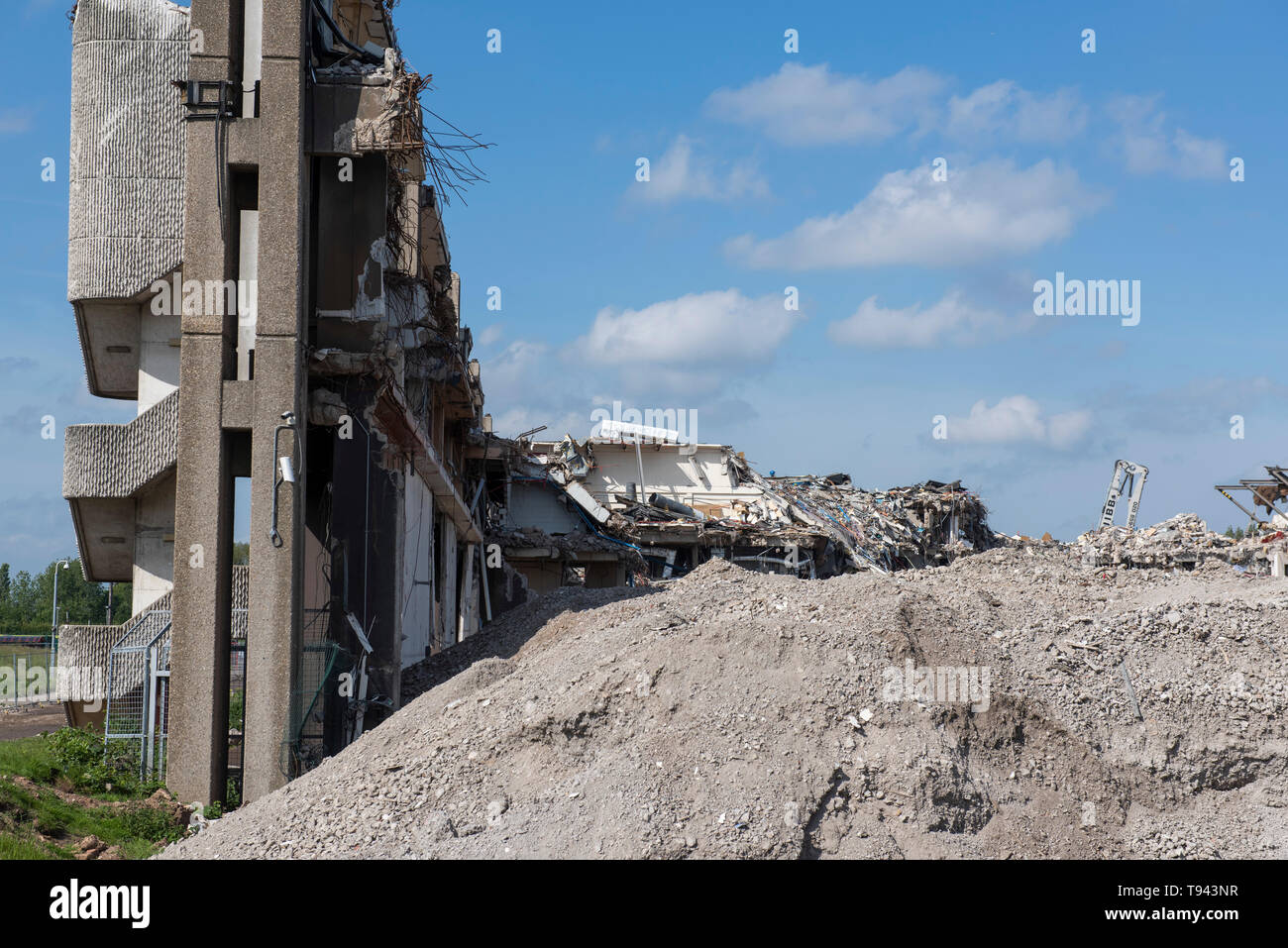 Demolition of the former Imperial Tobacco Horizon Factory building in ...