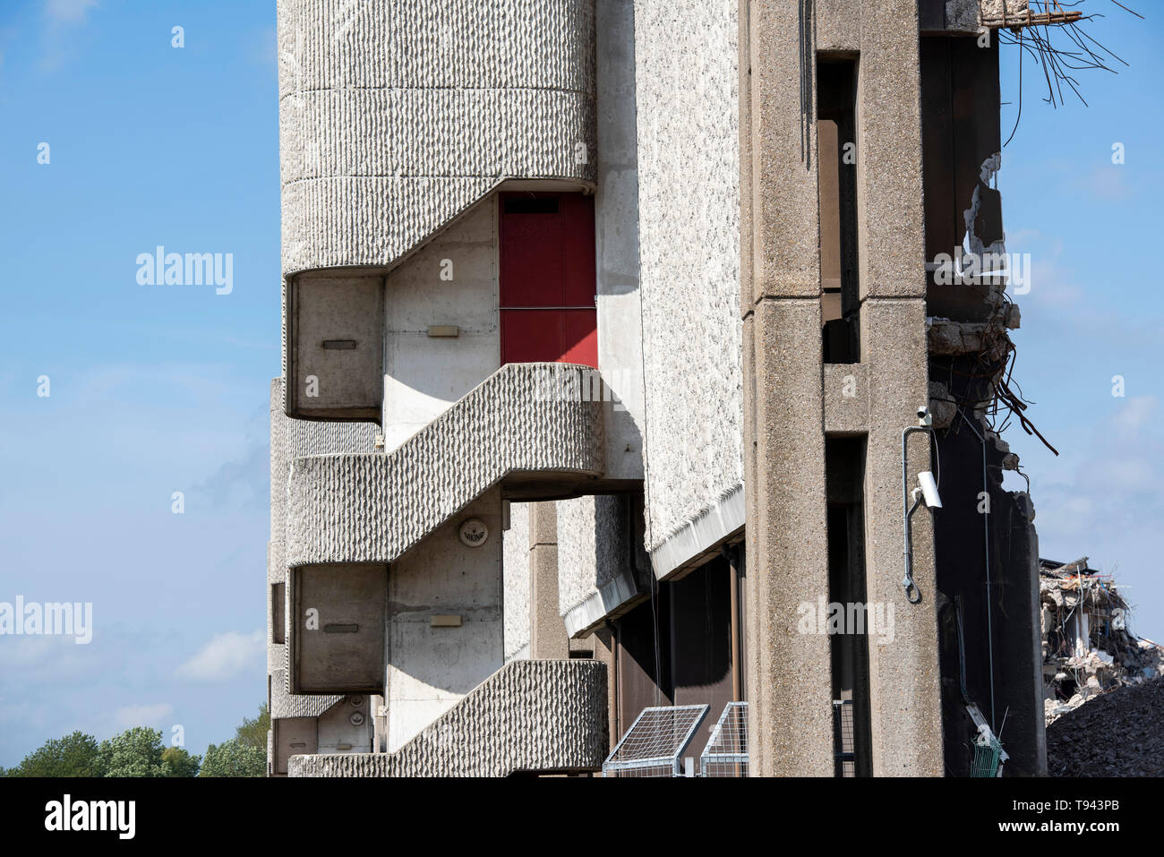 Demolition of the former Imperial Tobacco Horizon Factory building in ...