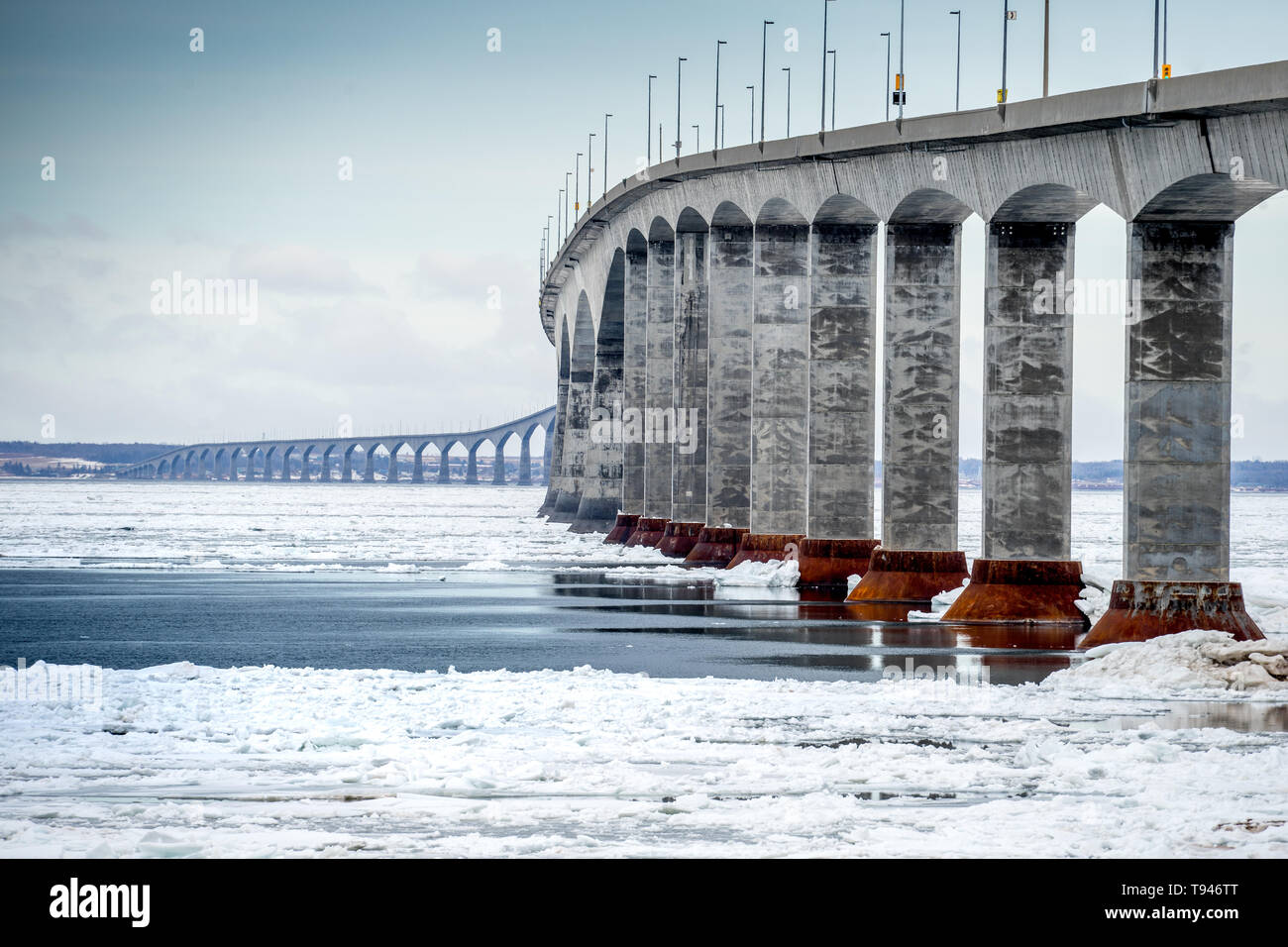 The Confederation Bridge linking Prince Edward Island to mainland New ...