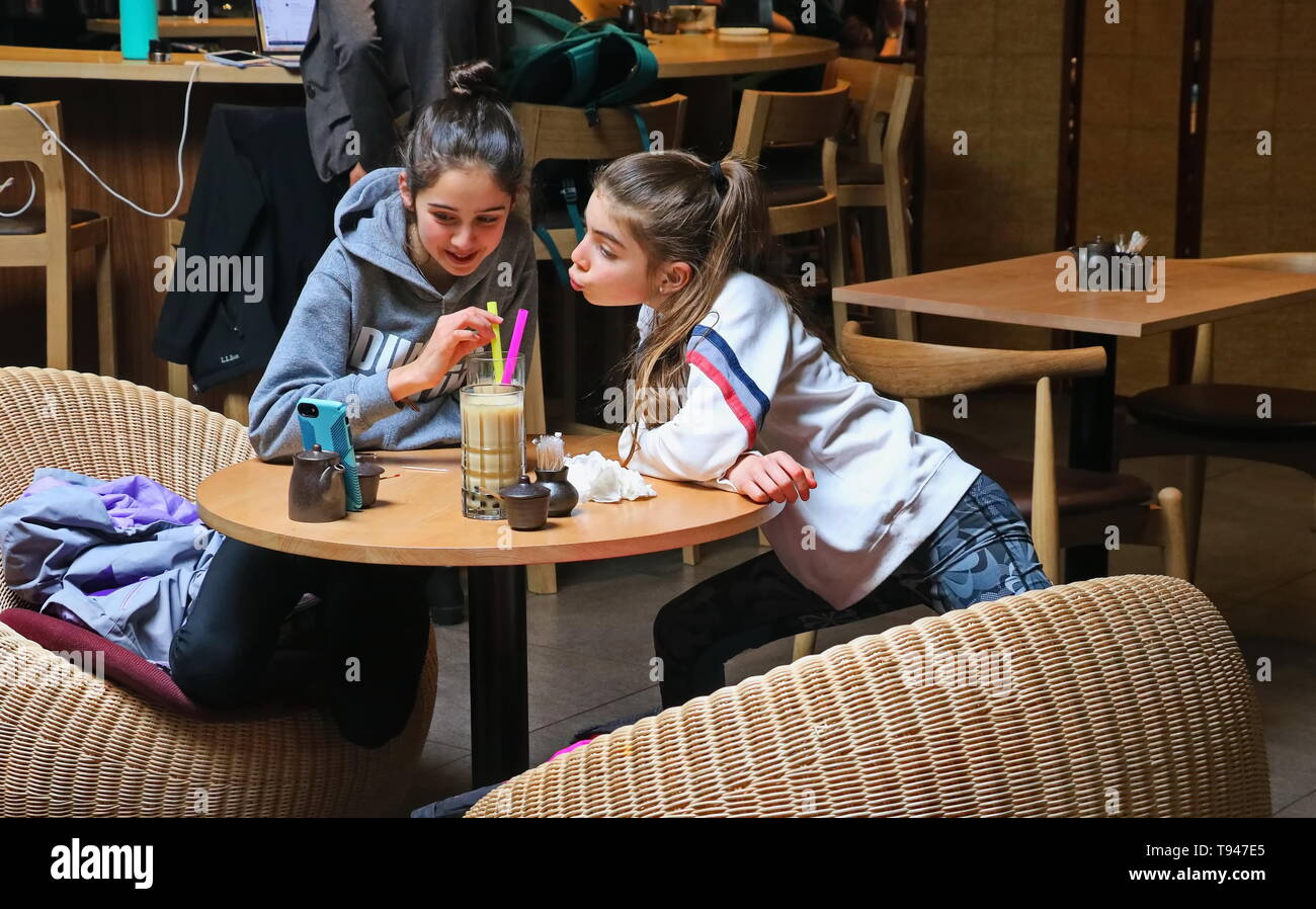 Bubble tea drink friends hi-res stock photography and images - Alamy