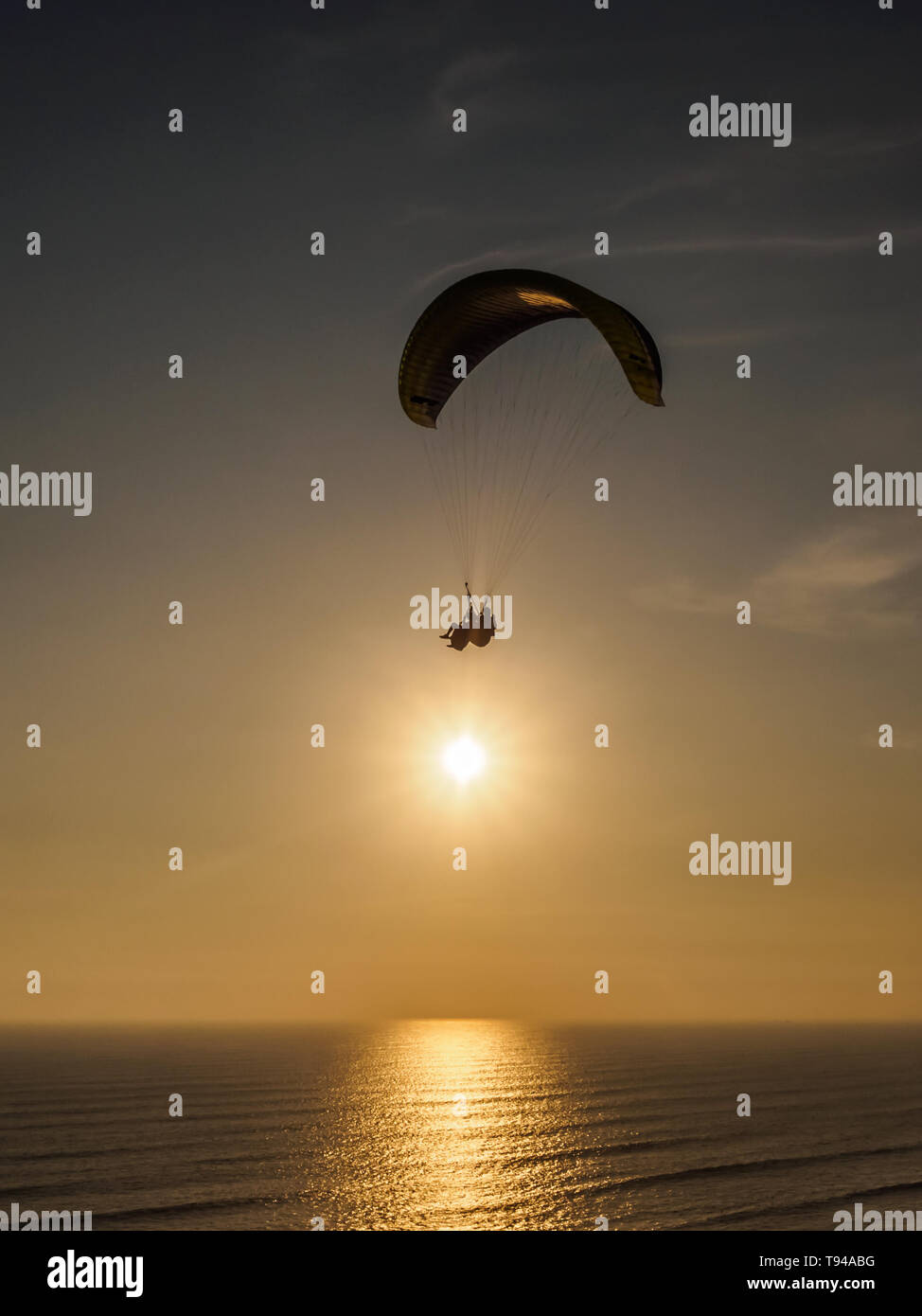Paragliding red sea hi-res stock photography and images - Alamy