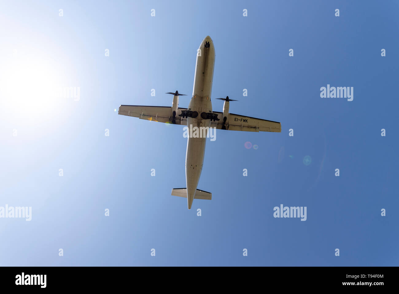 Perimeter airline hi-res stock photography and images - Alamy