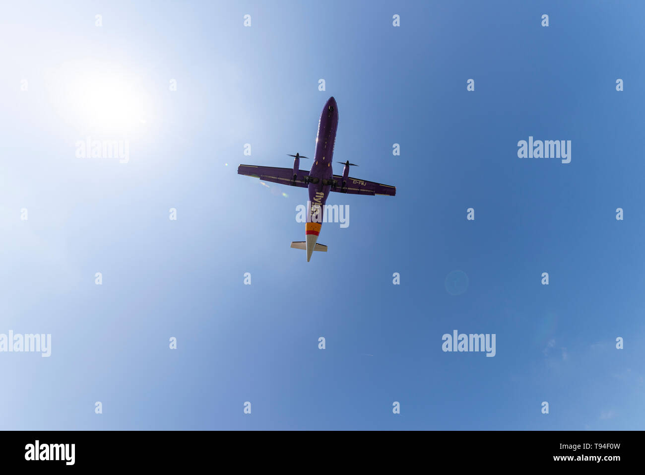 Aircraft crossing sun hi-res stock photography and images - Alamy