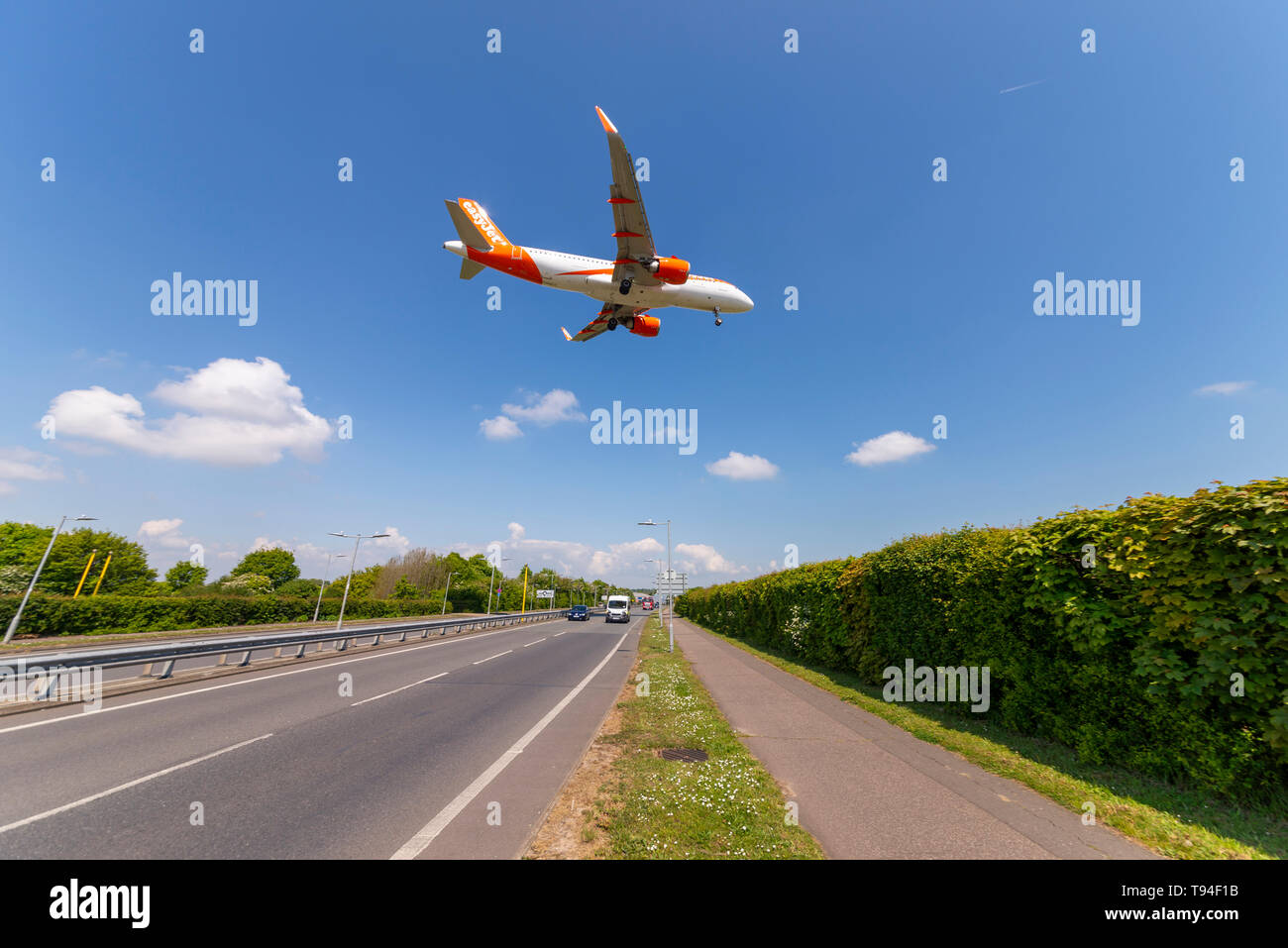 Aircraft landing over road hi-res stock photography and images - Alamy