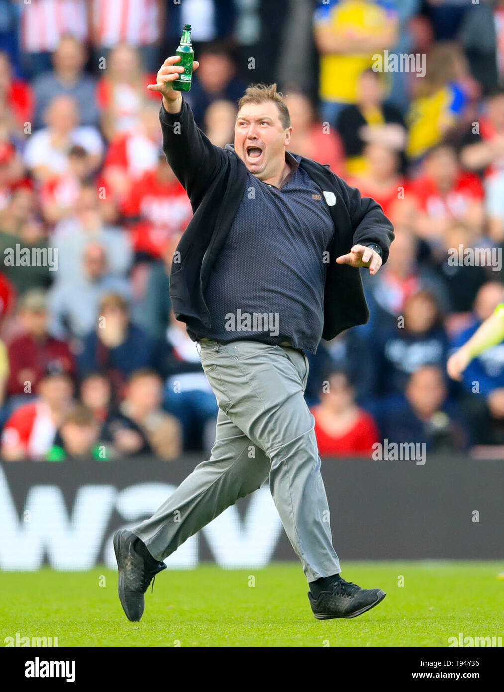 A pitch invader runs onto the pitch Stock Photo - Alamy