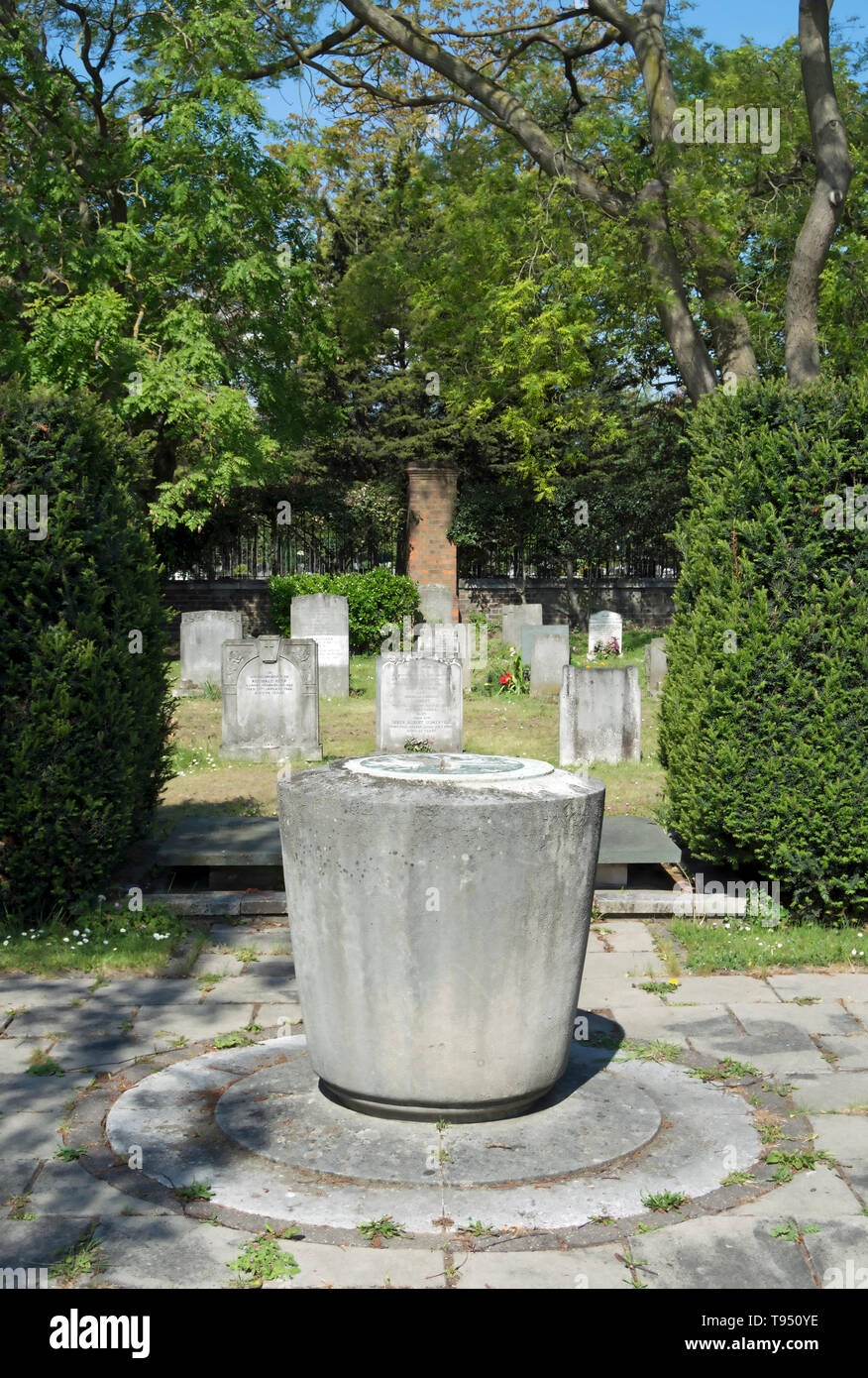 memorial at mortlake cemetery, london, england, to the 488 civilians of ...