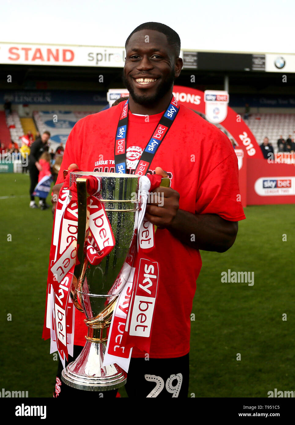 Lincoln City's John Akinde celebrates with the trophy Stock Photo - Alamy