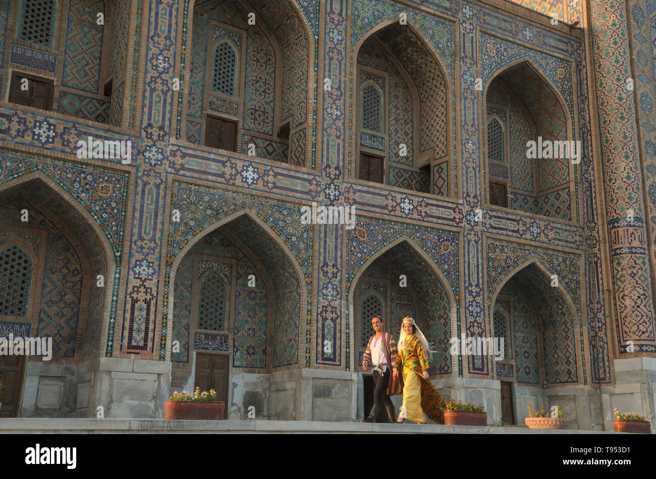 Uzbekistan traditional costume hi-res stock photography and images - Alamy