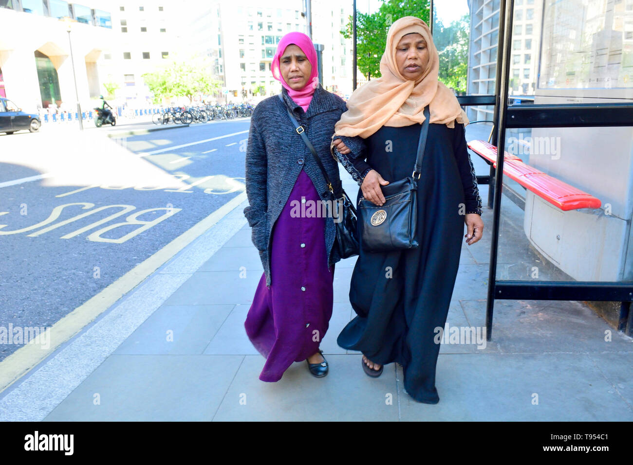 Muslim wearing headscarf london hi-res stock photography and images - Alamy