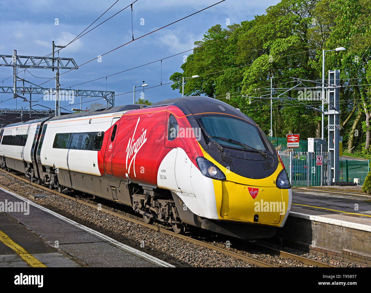 Class 390 pendolino hi-res stock photography and images - Alamy